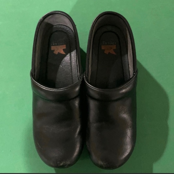 Dansko | Shoes | Dansko Xp Womens Black Leather Clogs Sz 4 95 In Very ...
